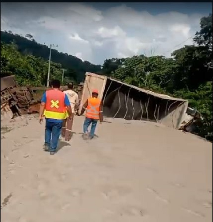 Notícias | Duas carretas colidem violentamente e motoristas ficam ...