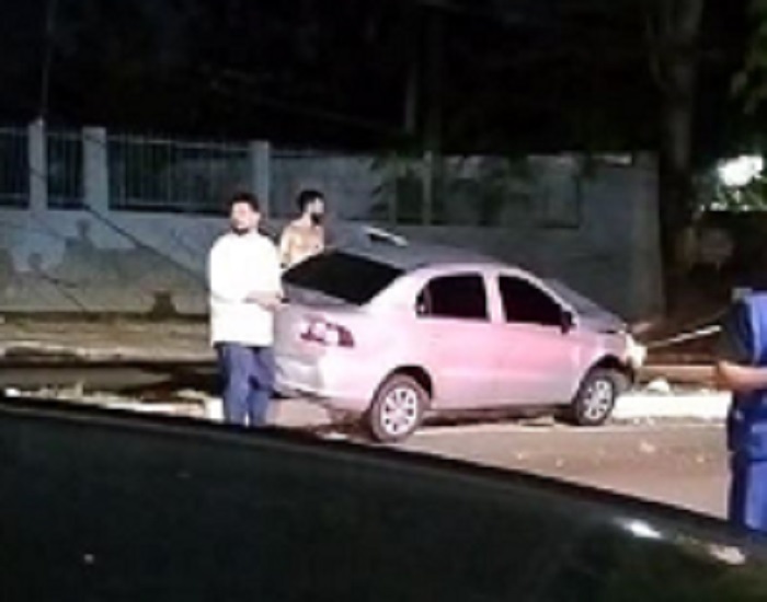 Notícias | Motorista dorme ao volante e carro derruba poste em avenida no bairro do Aleixo, Zona ...