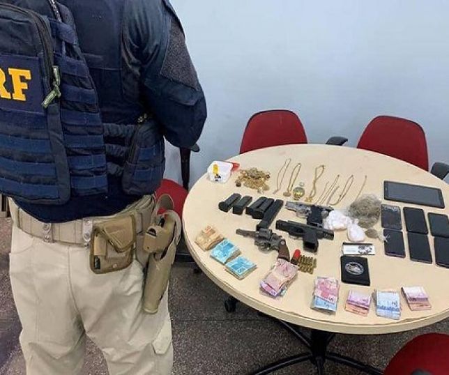 Notícias Quadrilha é Presa Com Armas Munições E Drogas Em Embarcação