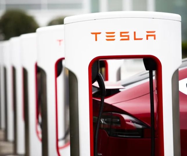 Notícias | Motorista perde o controle de Tesla, derruba muro e o afunda ... Notícias | Motorista perde o controle de Tesla, derruba muro e o afunda ...