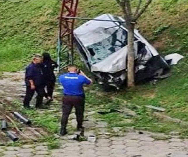 Notícias | Carro desgovernado despenca em barranco e cai dentro de uma empresa no Distrito ...